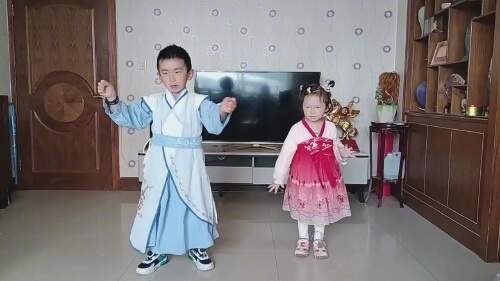 实拍天水幼儿小宝宝汉服舞蹈伴乐《小城夏天》好可爱
