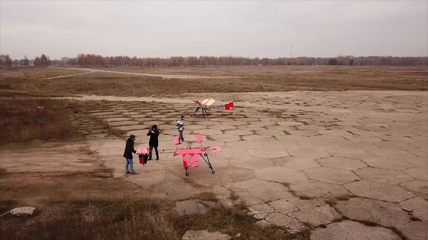 像一只大虫子：俄罗斯航模爱好者发明大型扑翼飞行器