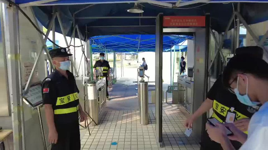 学校在校门口设置了4条测温通道,以及2个隔离室。