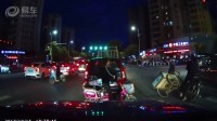 三轮车流中横穿马路被电动车撞翻