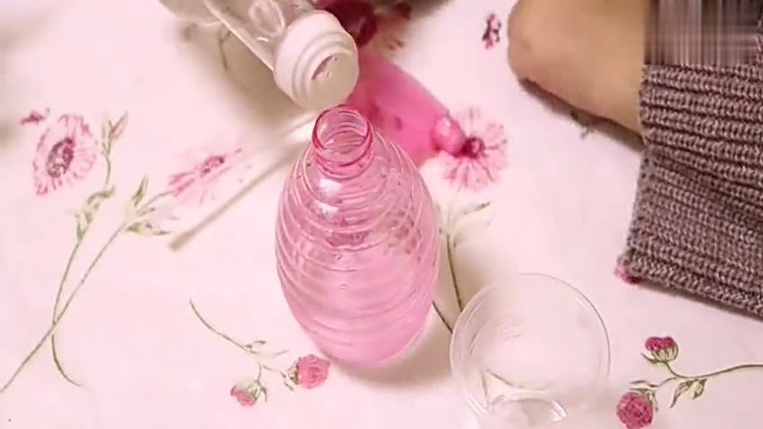 把小苏打加白醋混合在一起,化学反应很神奇,家家都能用得到