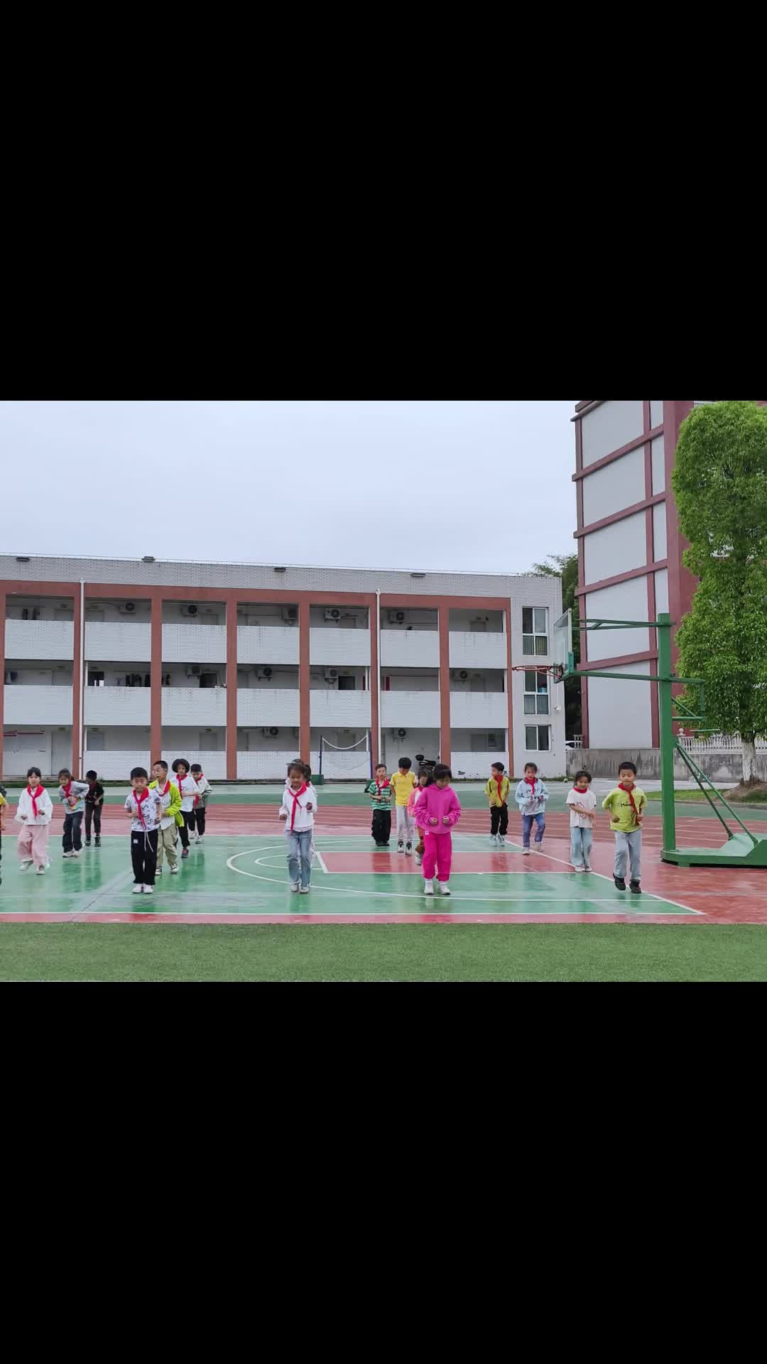 ...孩子哪能听你的啊,你看看我的体育课热身音乐,直接就设置上情景游戏...