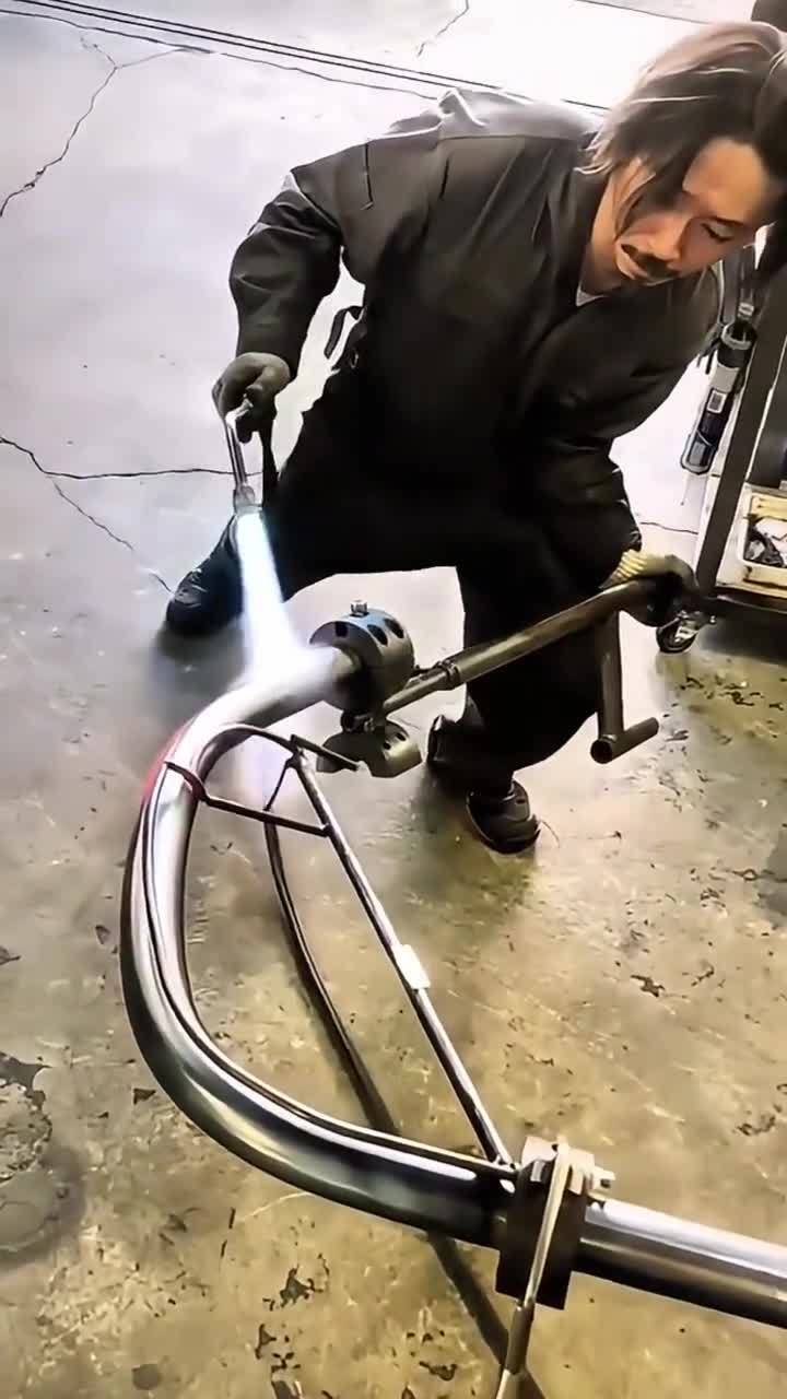 用乙炔氧气烧红,轻松弯折钢管!