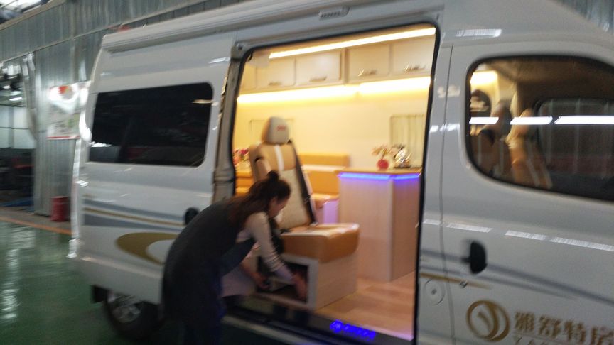 自行式B型房车最大的特点是小巧灵活,兼顾城市日用和短途旅行