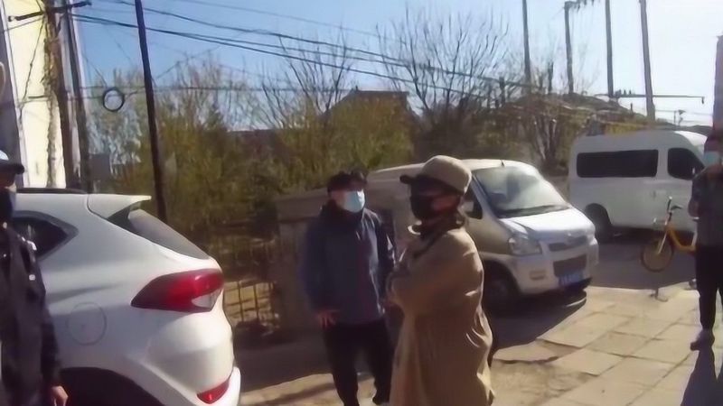 女子强行闯卡推搡辱骂民警大声叫嚣:你算老几啊