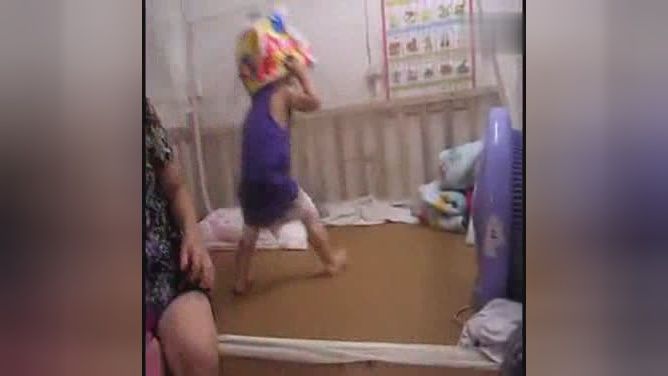 小宝宝舞狮打鼓,真有型的动作!