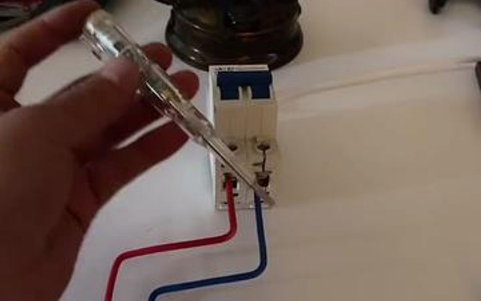 普通测电笔灯光太暗看不清,现在都在使用这种高亮采光测电笔,检测