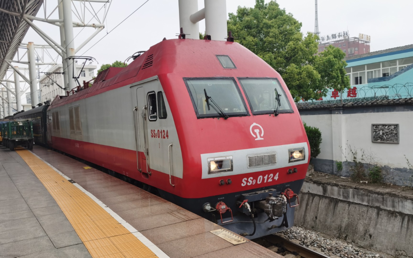 京合烧酒交路一机直达,合肥站T35次进站