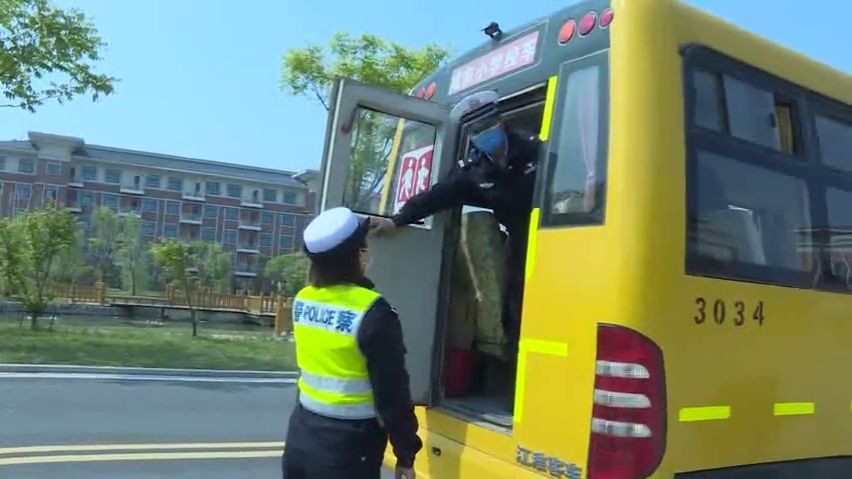 红绿灯:县公安局交管大队召开校车驾驶员交通安全知识讲座