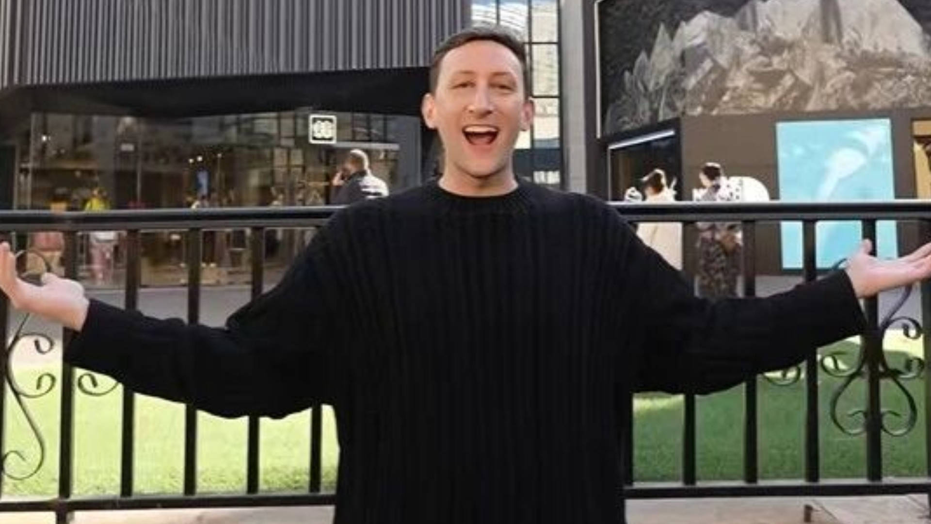 曾捐二战相册的美国小伙埃文·凯尔宣布定居中国