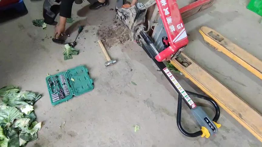 #叉车维修 雷翼电动搬运车维修。