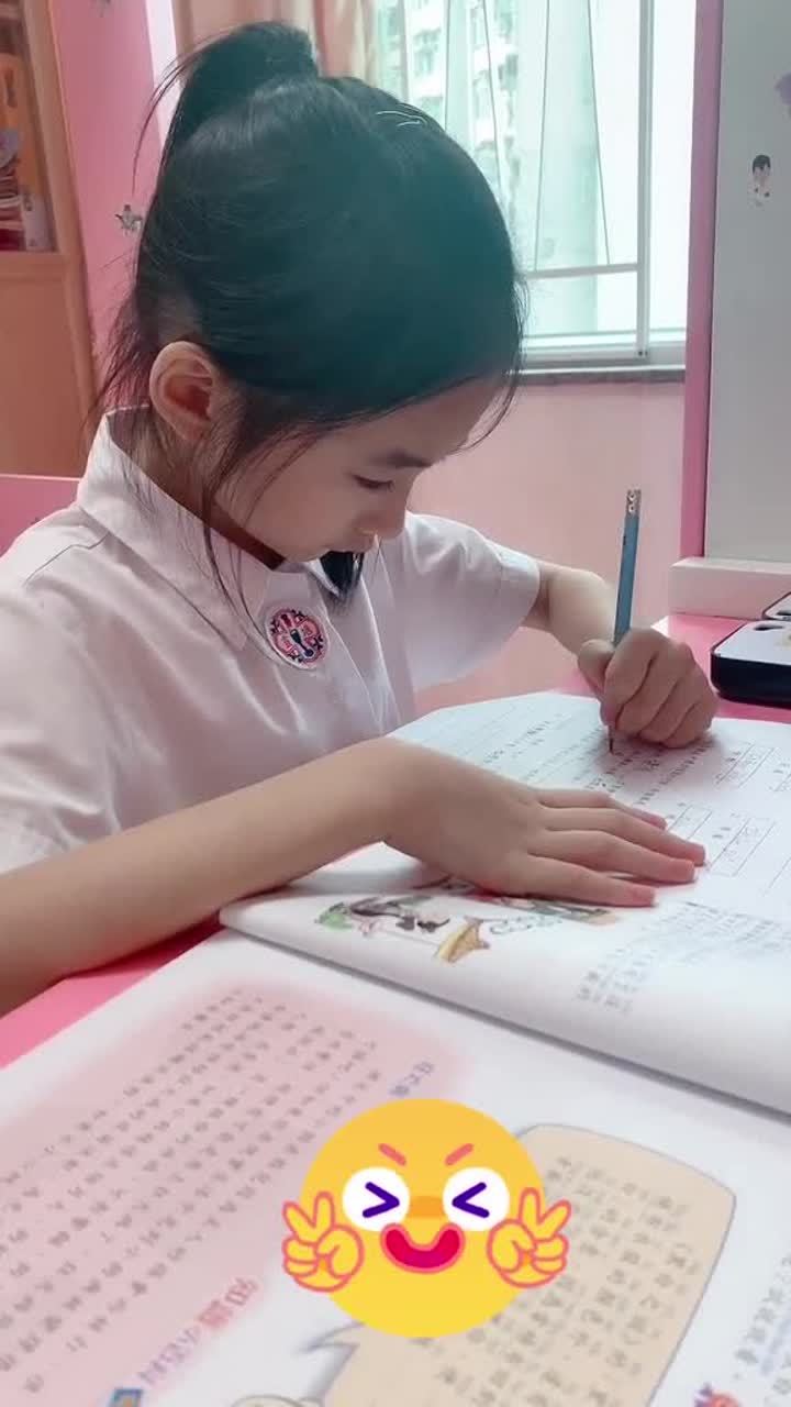 三年级的小学生,功课量增加了,好在每天都能认真完成新学期