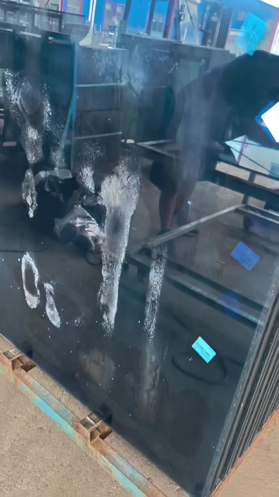 玻璃厂都会碰到玻璃发霉的现象,都知道刚发霉的玻璃有彩虹可以用除...