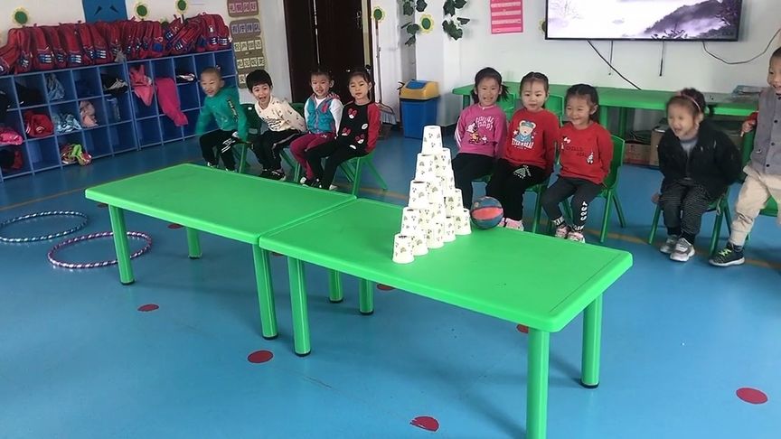 幼儿园中班老师带孩子们玩室内游戏,孩子们一个个高兴的。