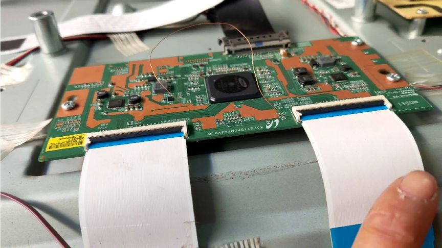 分享一台三星屏维修 TCL55寸灰屏故障 划一刀就修好了