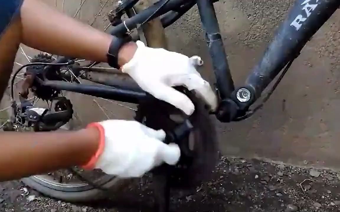 牛人自制一辆电动三轮车,这简直就是天才创意,不服都不行