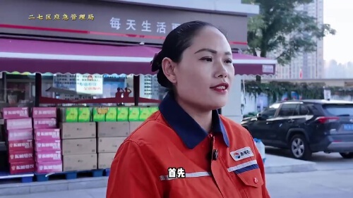 事故出于麻痹,安全来于警惕,多防一步,少出事故。(视频提供:二七区...