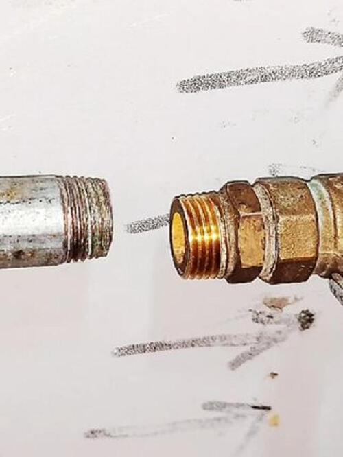 铁水管紧贴在墙壁上,生料带实在是不好缠怎么办?教你用铅笔缠紧