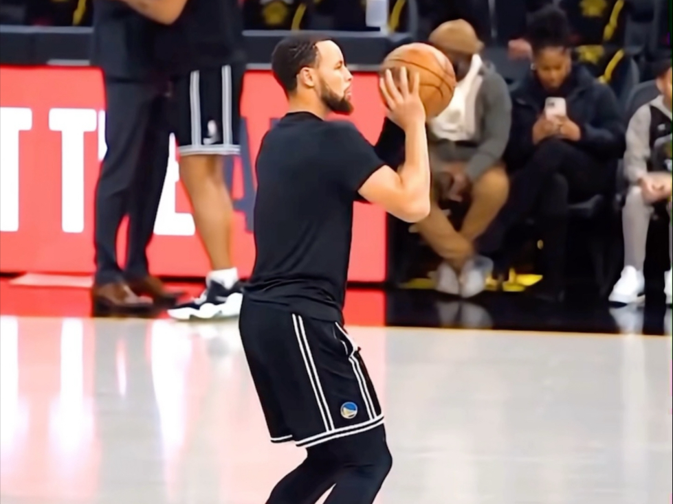 一定要学会库里这投篮姿势。我的梦想就是要成为野球场的顶级三分...