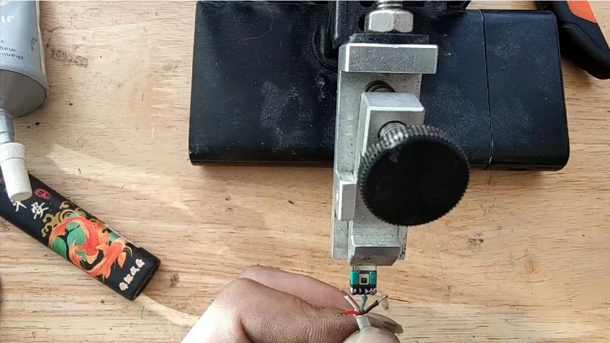 原厂手机数据线坏了?教你怎么维修,买点配件就能解决!