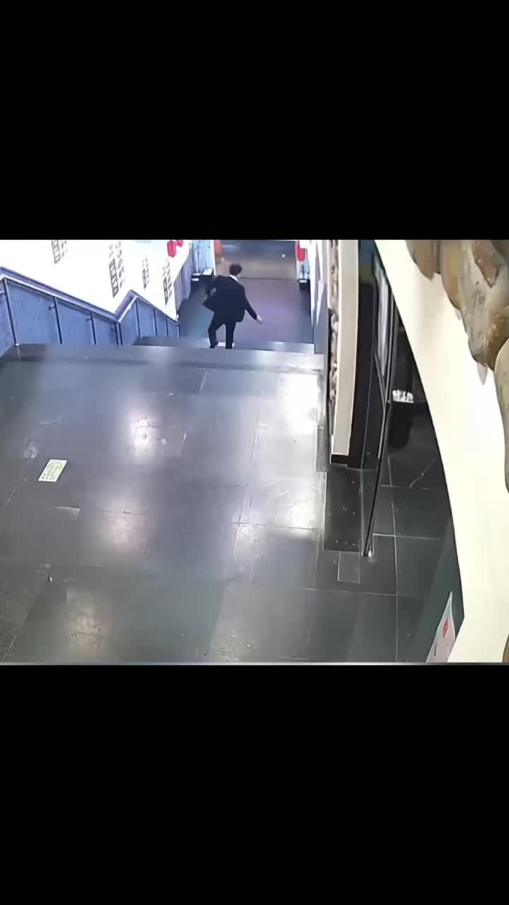 ...防范意识 男子下楼梯看手机,脚下踏空摔倒,后脑勺着地,抢救无效身亡,...