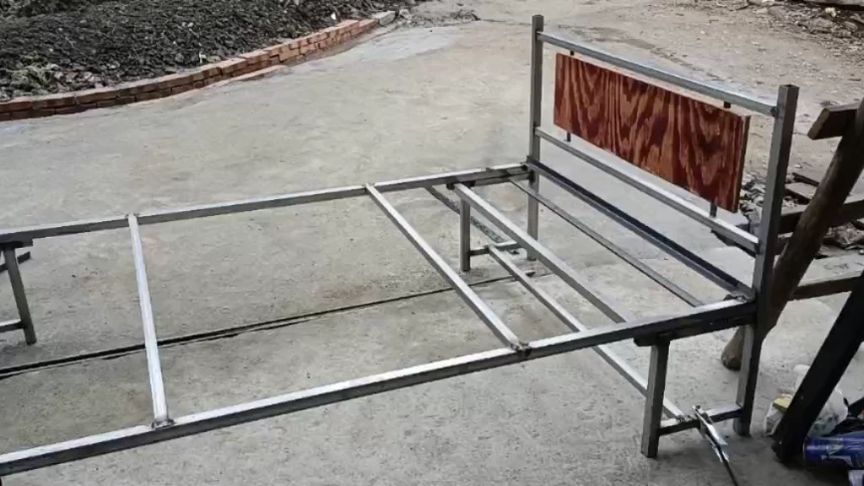 俺们今天DIY,自己用方管做一张床。