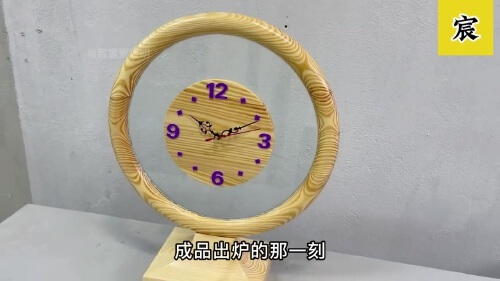 太神奇了,小伙仅凭几块木头,就拼接成一个悬浮的创意时钟
