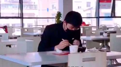 笑喷!戴口罩吃饭神操作,这速度简直快过闪电侠!