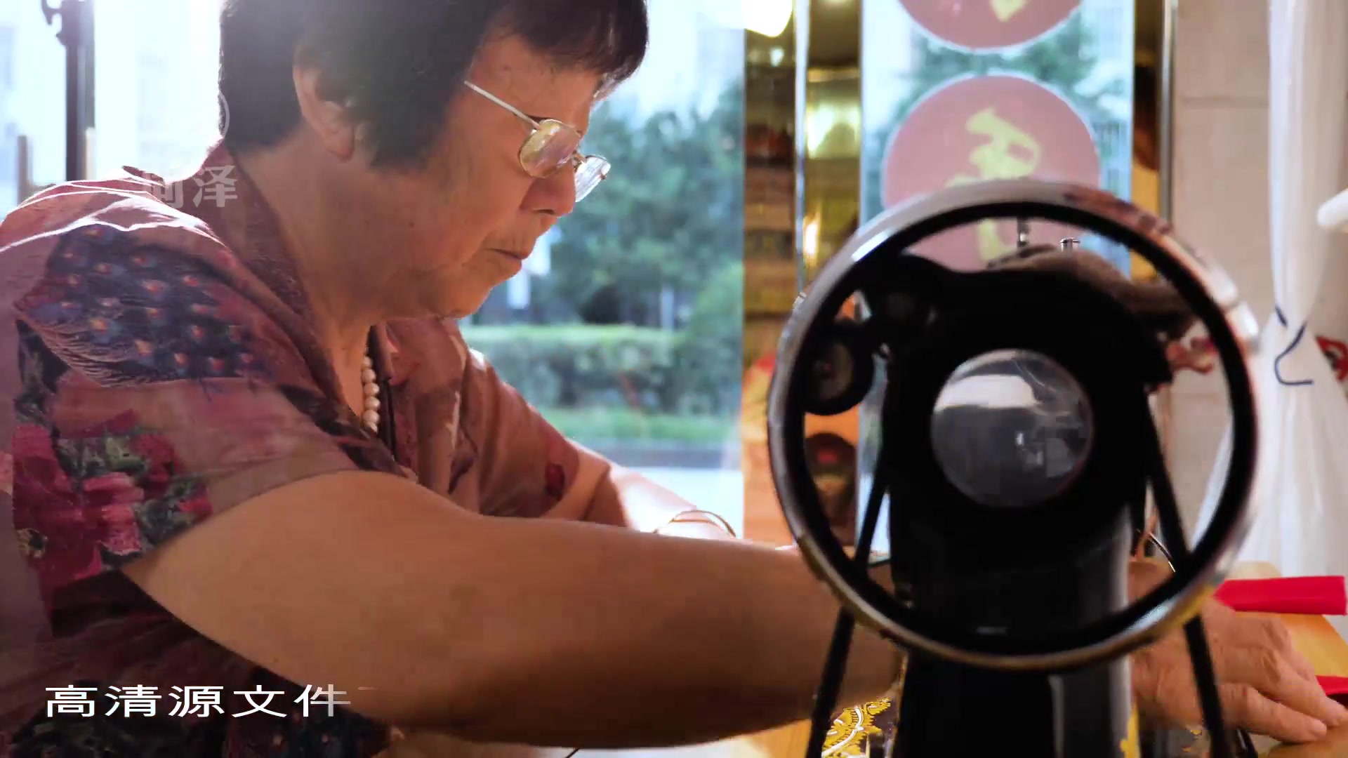 ...中国风文化传承非遗手艺人-虎头鞋帽民间儿童服饰高清视频素材