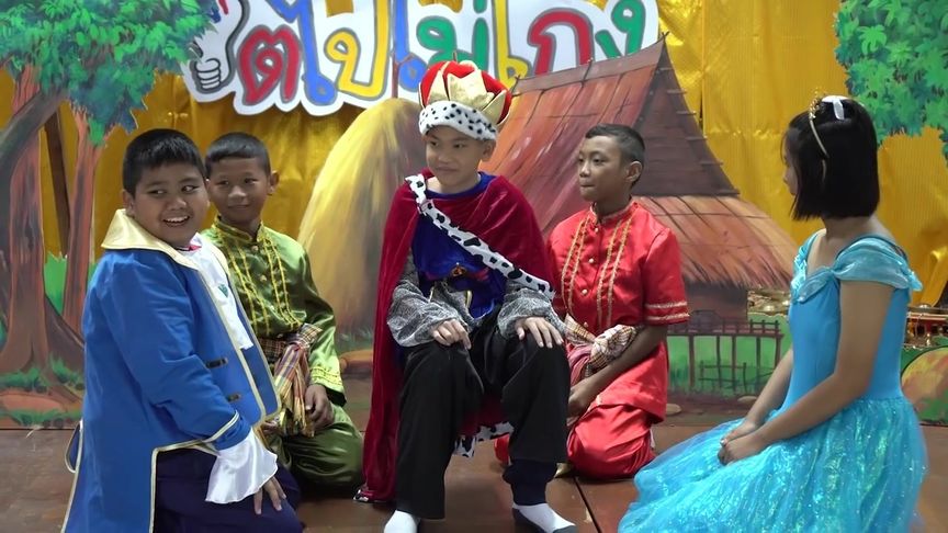 小女孩和家人一起去幼儿园表演简短的戏剧!