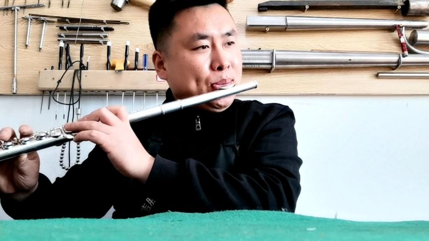 长笛本来是晶莹剔透的外表氧化完都变黑了做个大保养恢复以前的状