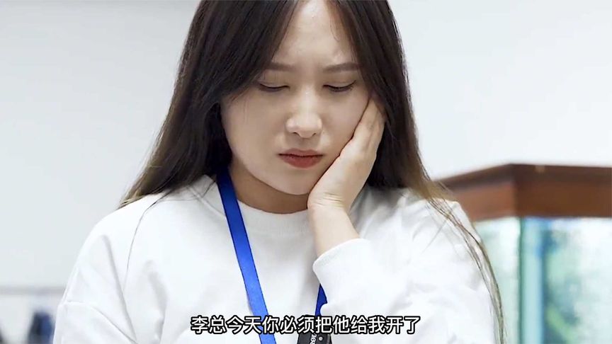女生弄脏客户名牌鞋,被对方当场扇耳光,总裁赔一万让女生打回去