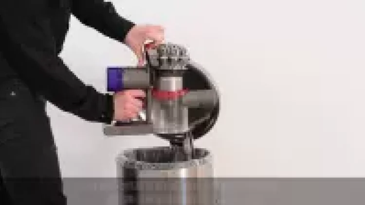 戴森V8无绳吸尘器——清空集尘筒