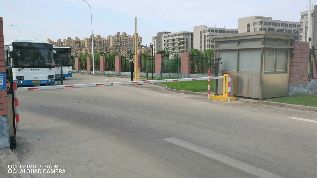 杨高公交1136路(W9E-106,往奚阳公路朝阳村方向)和989路(W1B-004,...