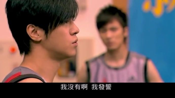 这样带球撞人,不算是技术犯规吗?