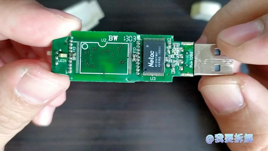 昔日的大容量U盘,今天还有几个用的?拆解早期的数据存储器。