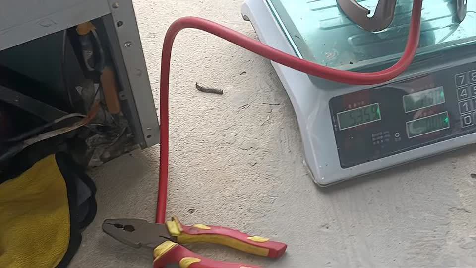 小冰箱正在给他加住制冷剂,看看怎么操作的?