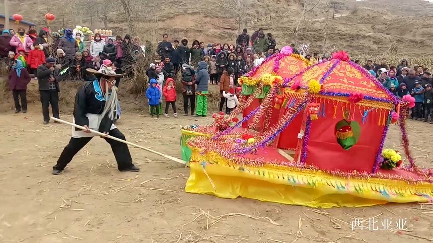 农民老汉干山上飞桨划船,是要象征什么呢?