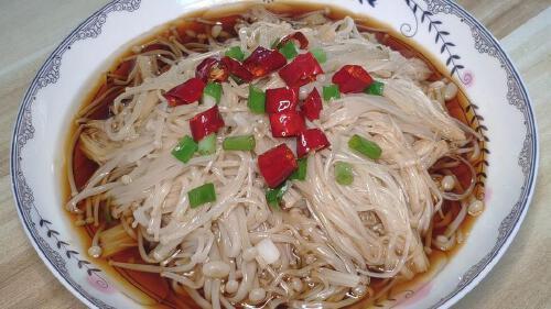 爱吃金针菇要收藏,这种做法简单快速,味道又鲜又香,上桌就吃光