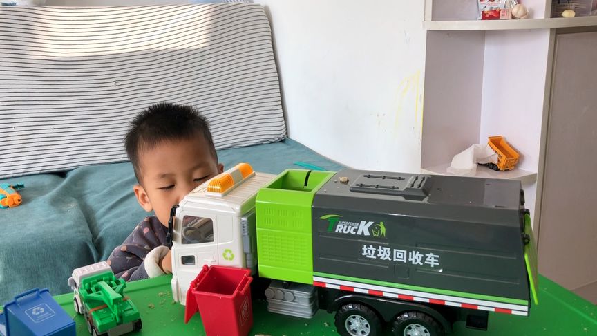 垃圾车来装沙子垃圾啦一起玩吧工程车玩具儿童卡通车动画玩具