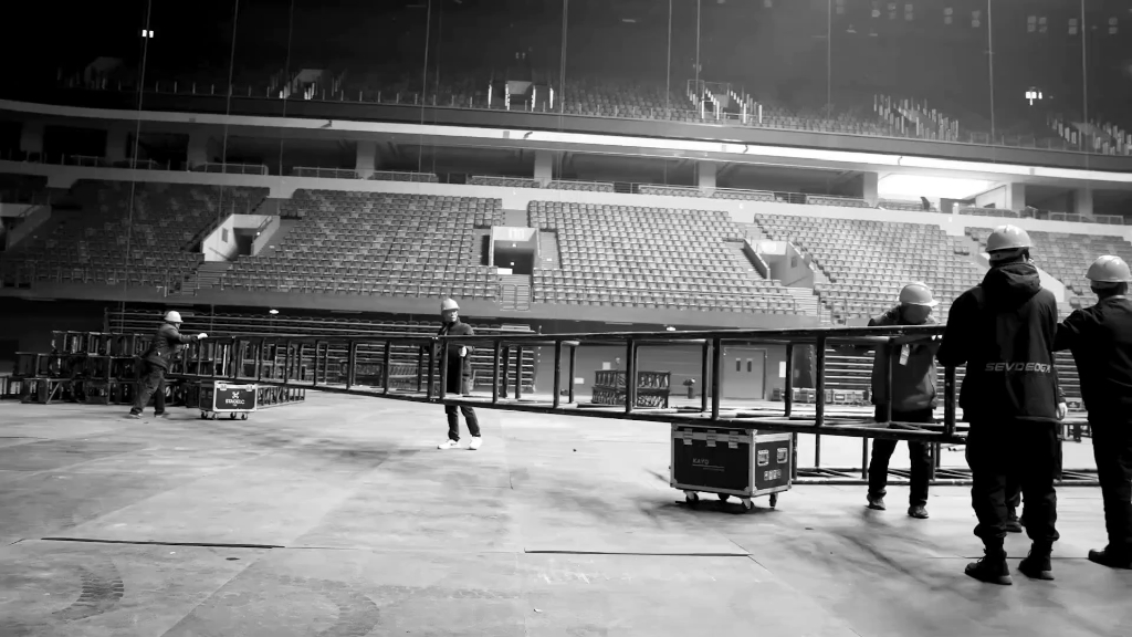 摄影师拍摄了一段演唱会舞台搭建的整个过程,从框架到灯光、大屏,...