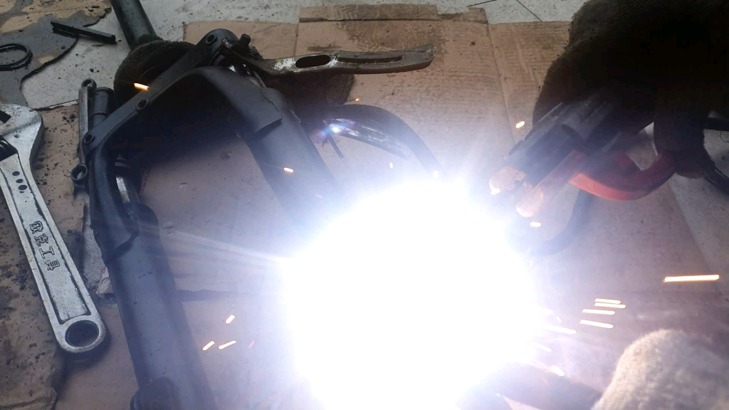 最难修复的电动车前减震