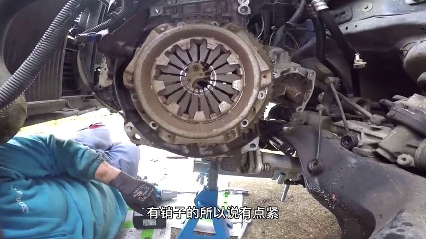标志车野外更换离合器片,标致车设计坑爹!维修小哥:我太难了!