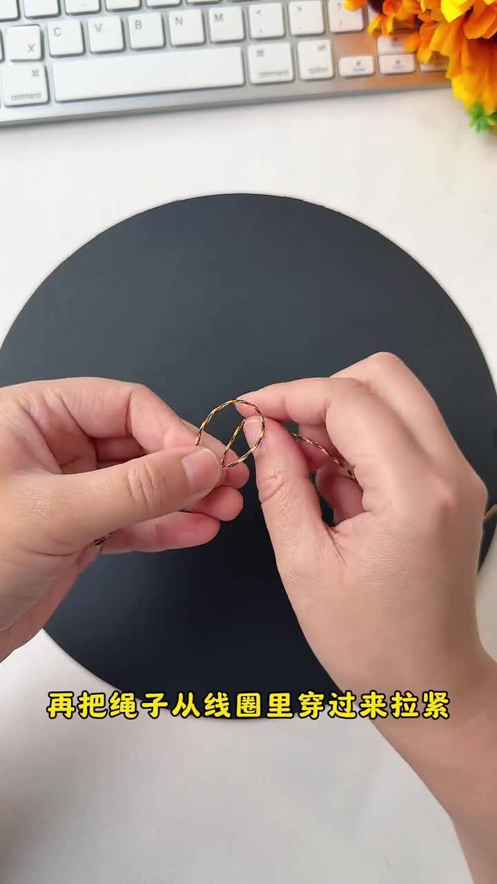 用一根绳子编个五彩手链吧,简单又漂亮