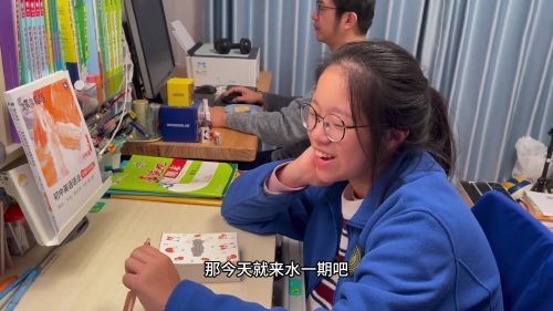 期中考成绩出了,八年级小鱼儿沉浸式报分数,总分500她考几分?