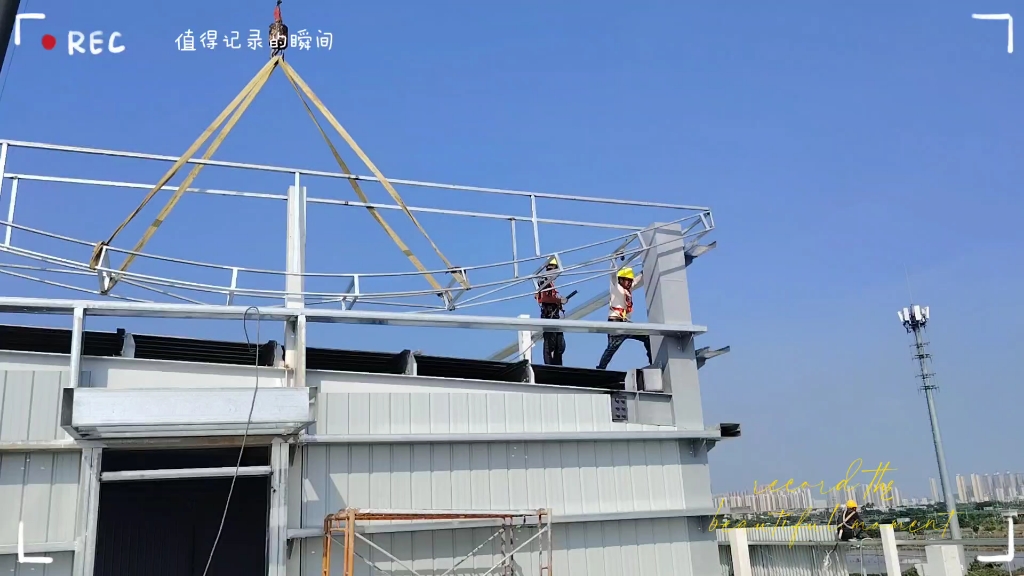 ...焊接成型吊机配合高空安装,顺利完成!承接各种铝单板幕墙安装工程!