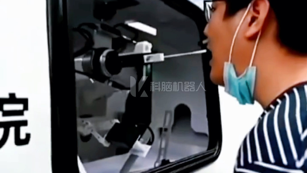 核酸采样机器人现身上海街头,代替人力完成核酸采样全过程。这款...