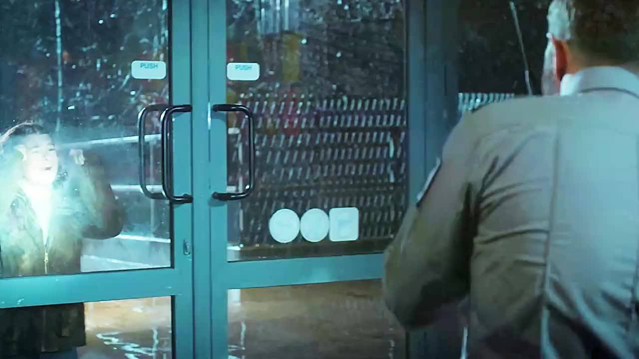 小帅也打开了玻璃钢门锁