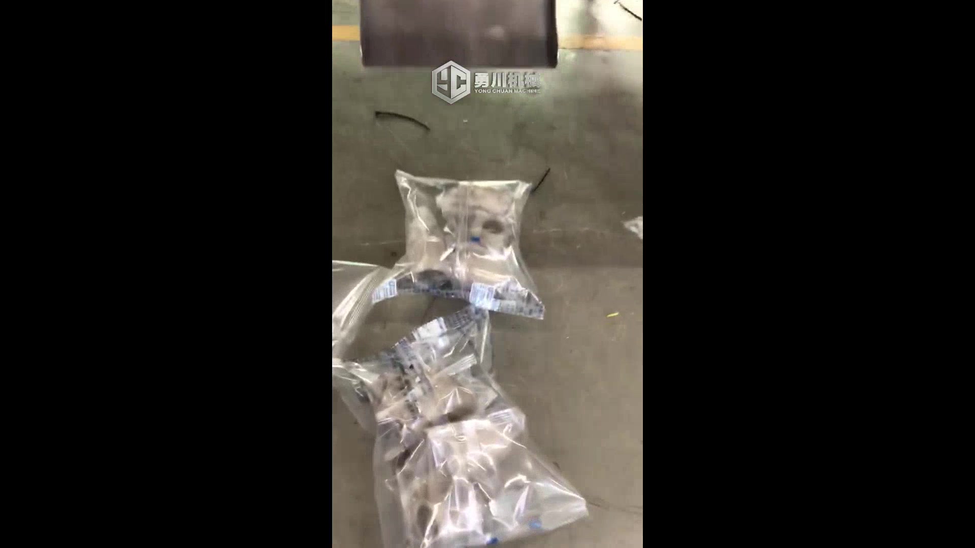 弯头全自动包装机械五金零件多种规格管件全自动枕式包装机