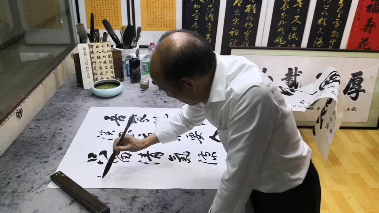 张文老师书法创作王冕诗“吾家洗砚池头树,个个花开淡墨痕。不要人...